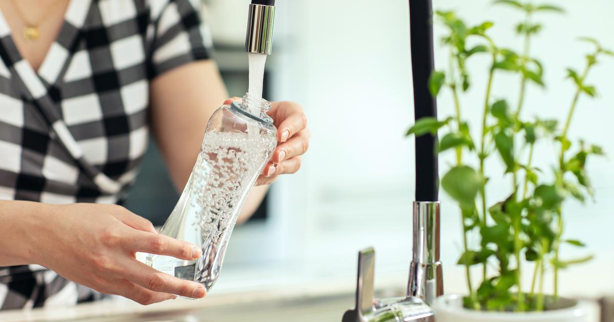 Kako pravilno i detaljno čistiti bocu za vodu kako bi se zaštitila od ...