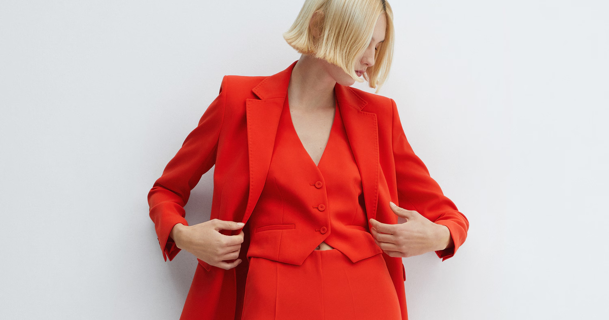 Crveni sako uvijek je statement komad s bezbroj prednosti, a Mango je ...